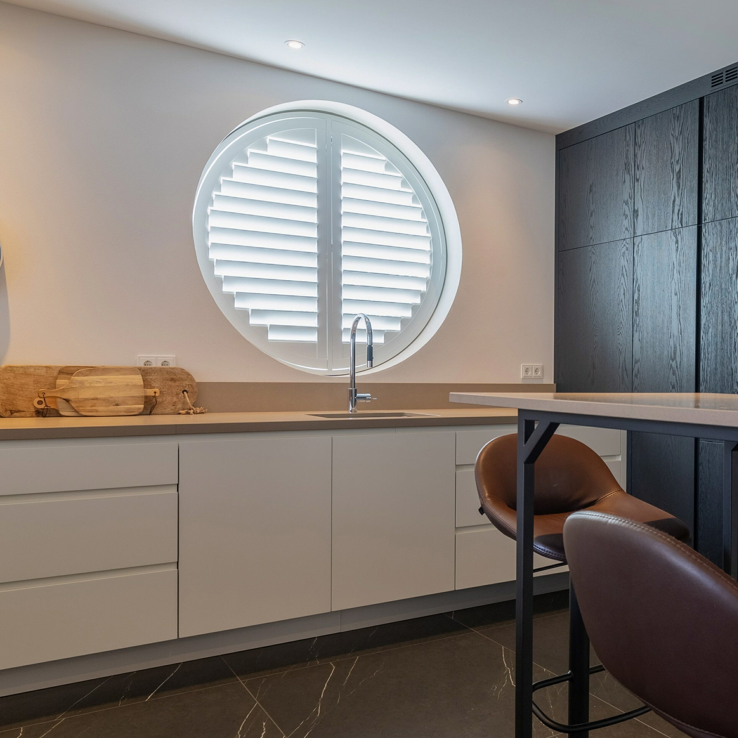 Stijlvolle oplossingen voor ronde ramen - Zonnelux