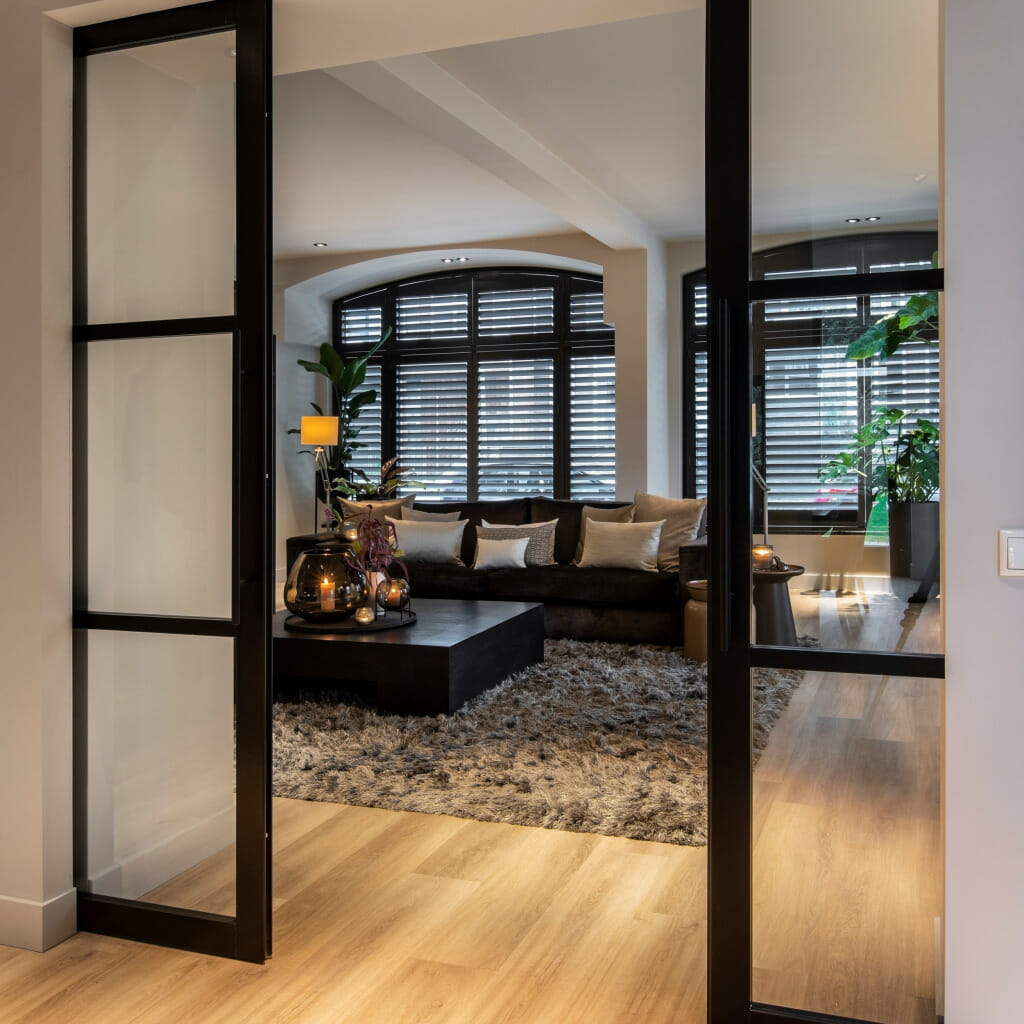 Behoud de lichtinval in huis met shutters en houten jaloezieën in een ...