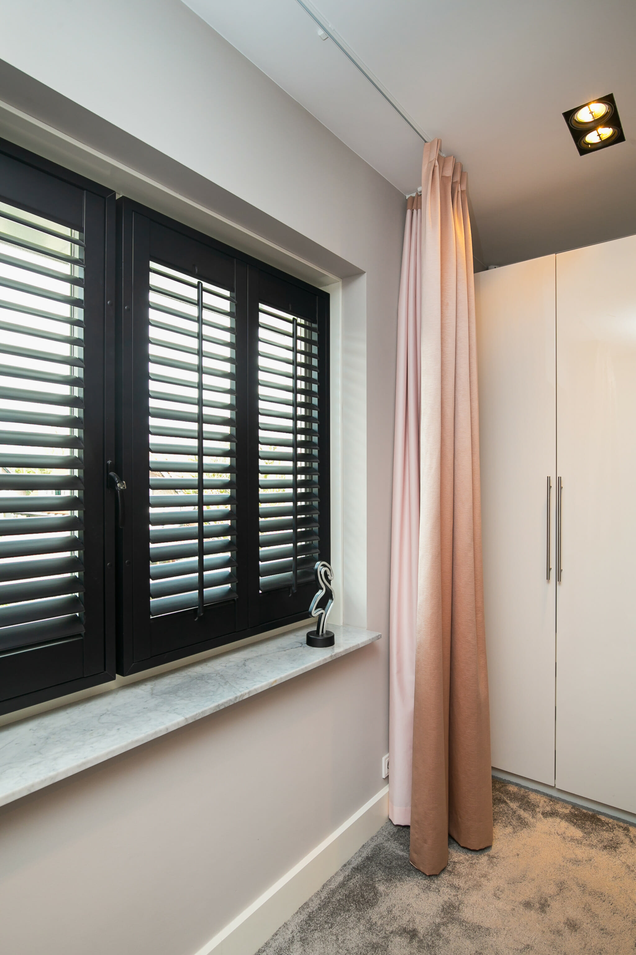 Shutters en gordijnen combineren voor extra sfeer in huis - Zonnelux