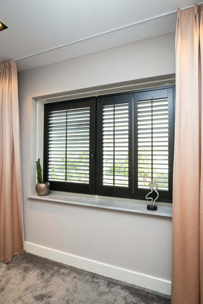 Shutters en gordijnen combineren voor extra sfeer in huis - Zonnelux